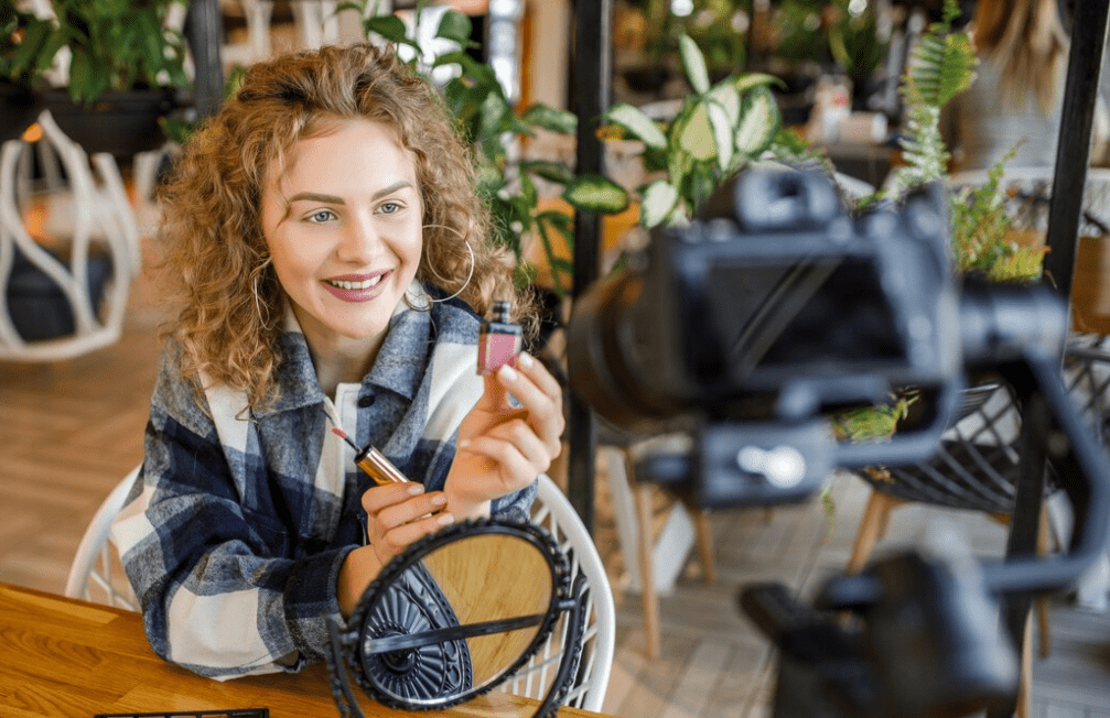 Viya Live Shopping: A Visual Exploration | Live2.ai