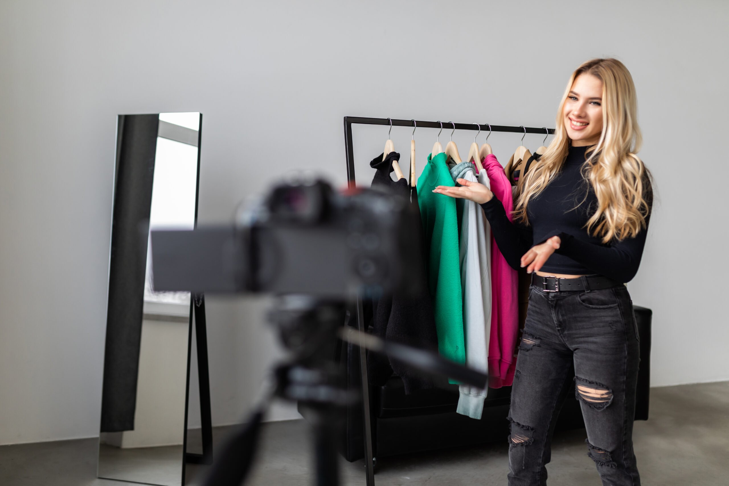 From Viewers to Customers: Mastering Interactive Shoppable Videos | Live2.ai